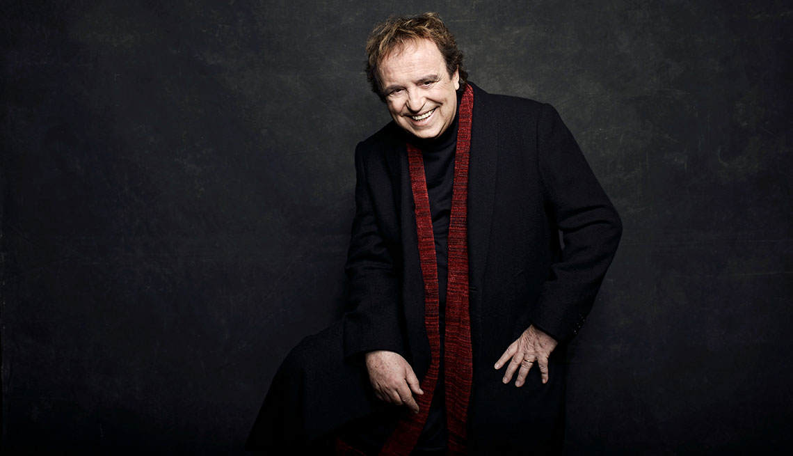 Dyango recibe el Latin Grammy por trayectoria artística