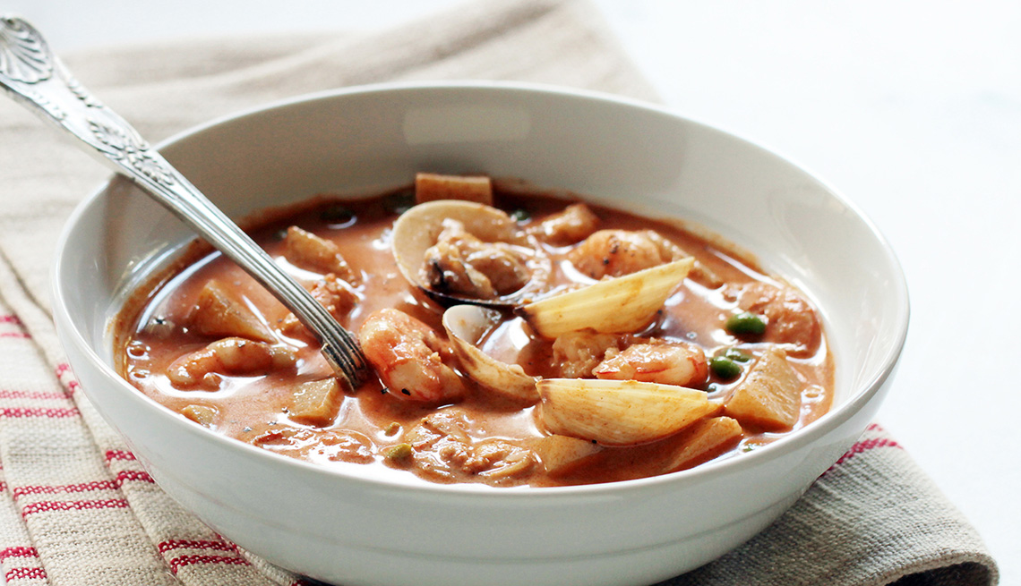 Sopa de mariscos con caldo de chocolate