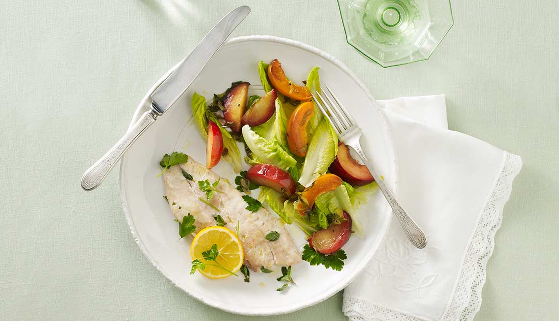 Ensalada clásica y pargo colorado