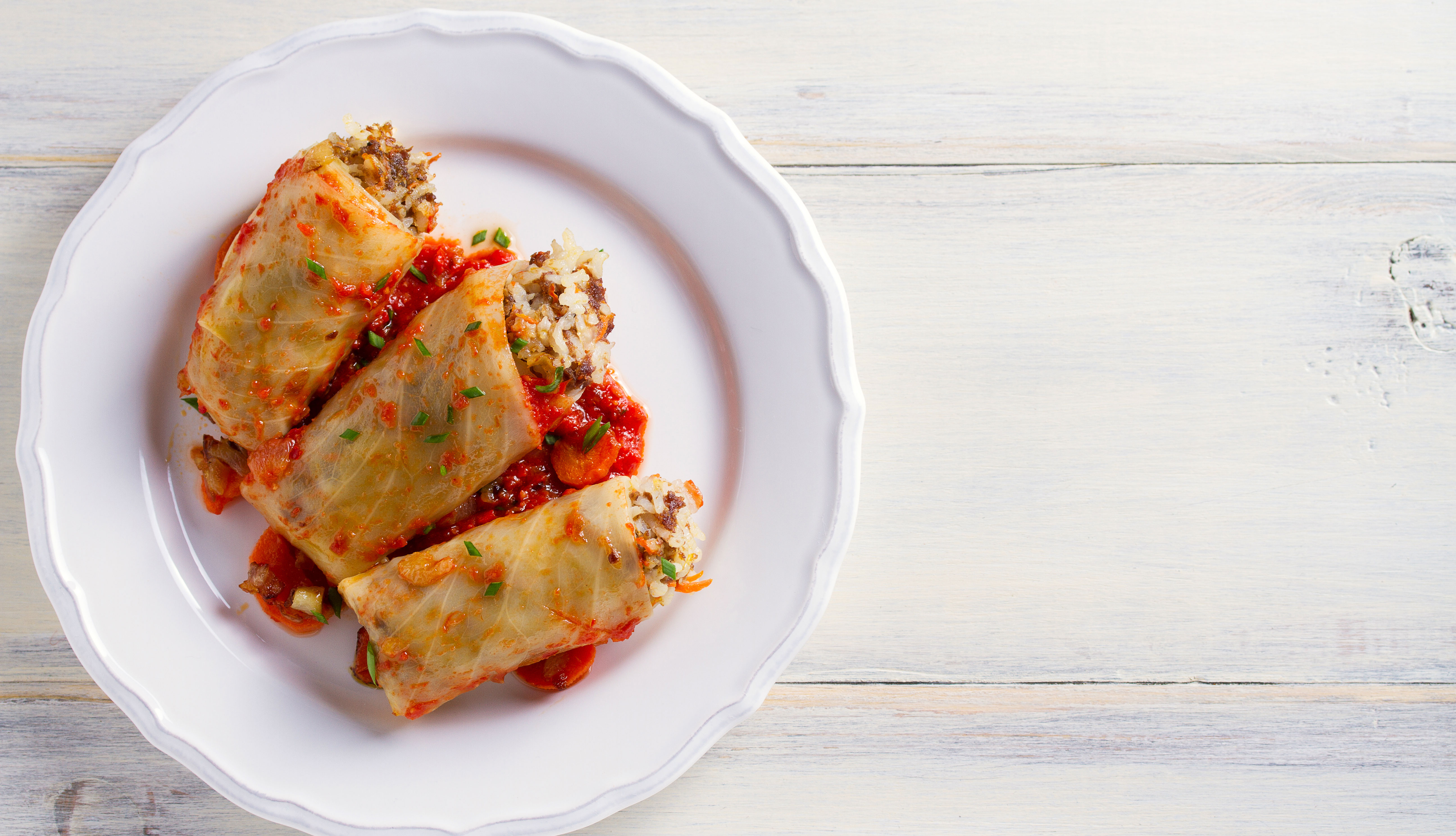 Rollitos de repollo con pavo molido en salsa de tomate