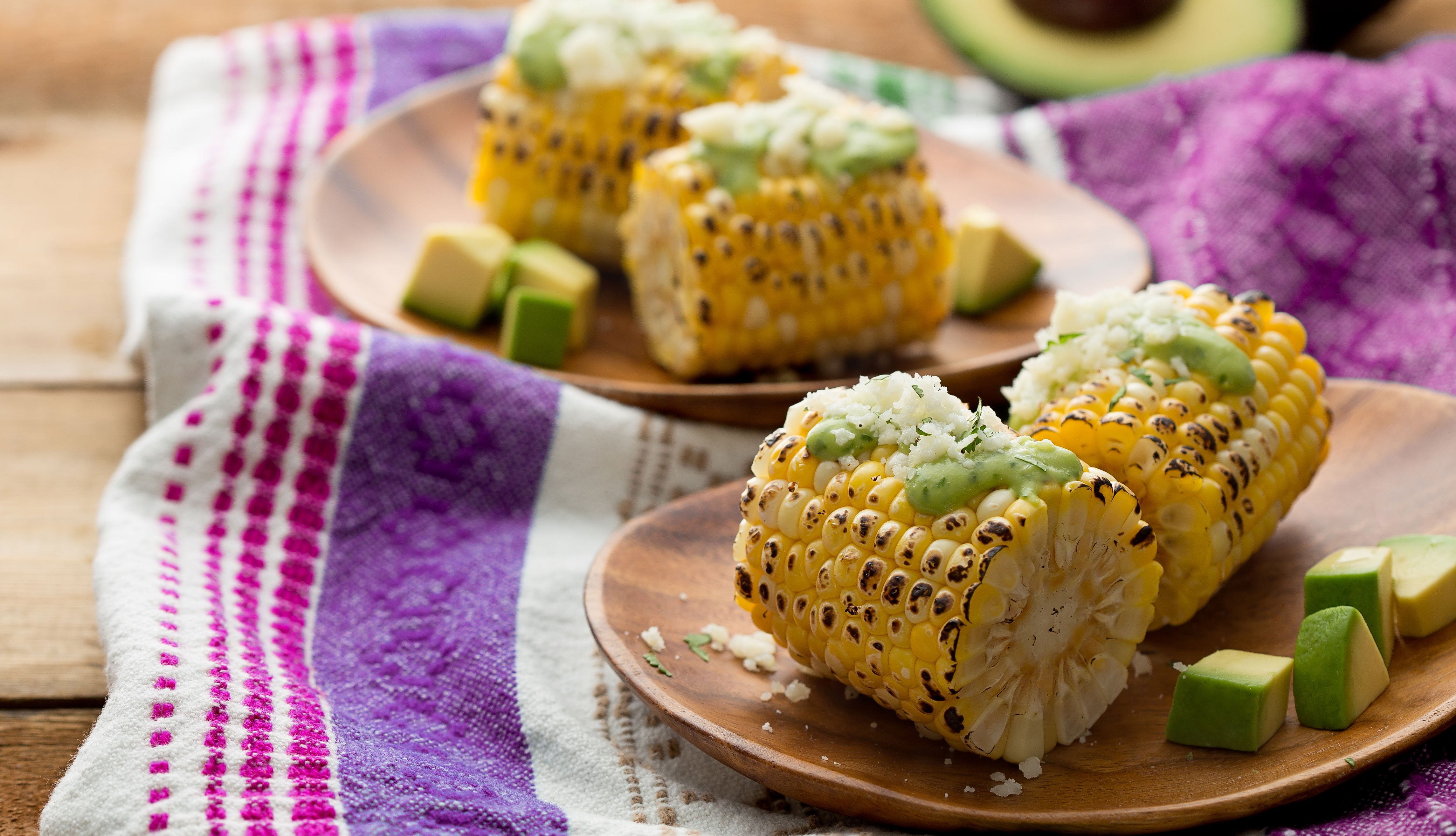 Mazorca a la parrilla y rollos primavera con aguacate