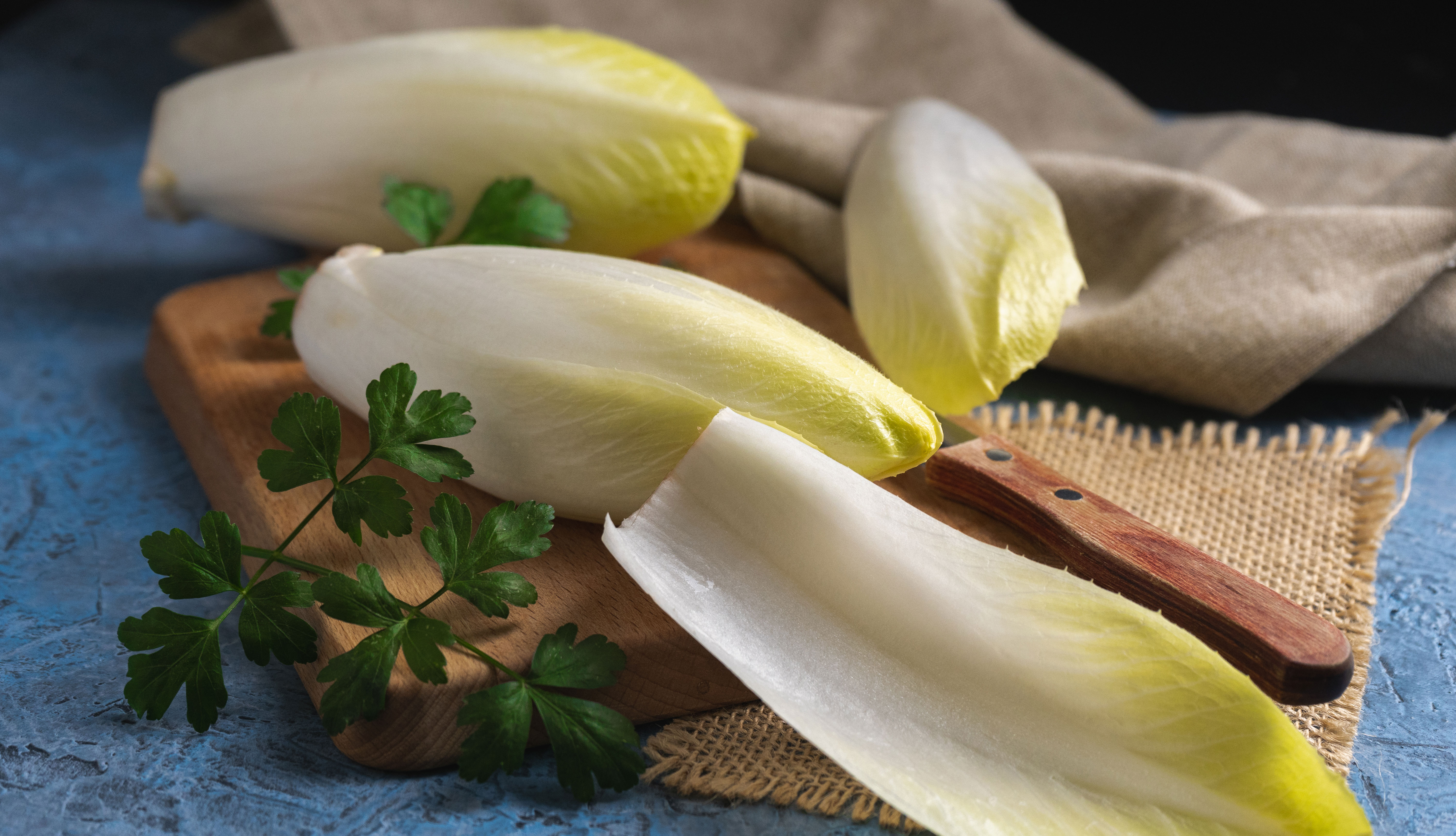 Ensalada de endivias con manzanas, nueces y vinagreta
