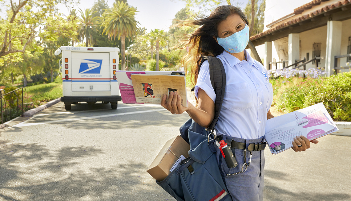 Tina Weber del correo postal trabaja en la pandemia